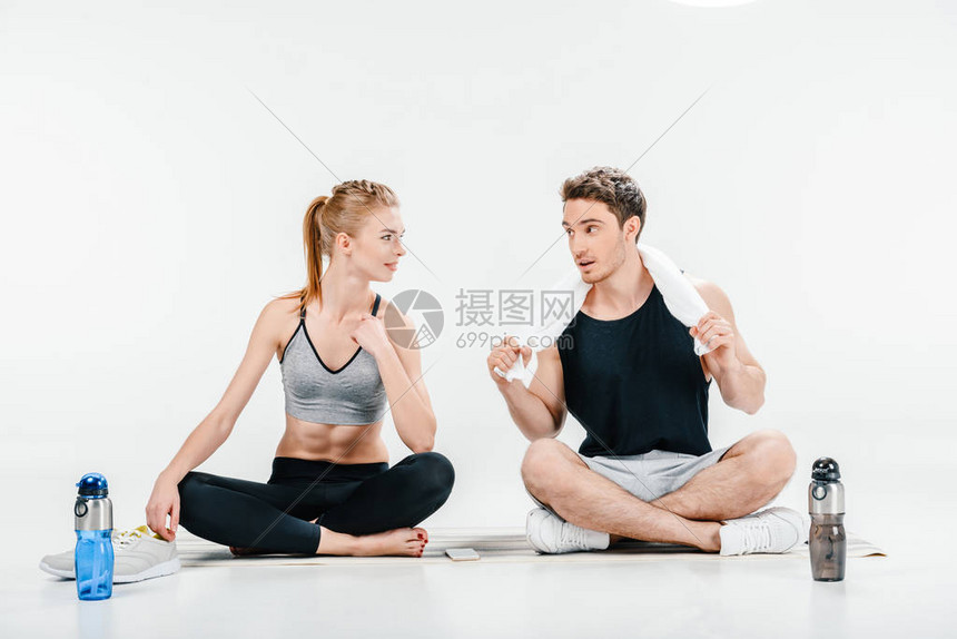 年轻健康的夫妇在锻炼后放松在白色上隔离高清图片下载 正版图片503537607 摄图网