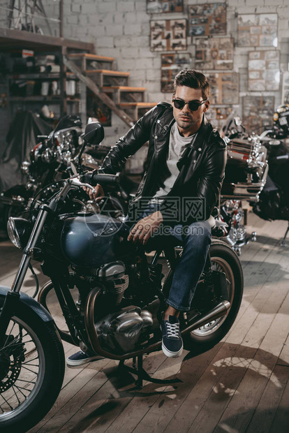 戴墨镜和黑色皮夹克的帅气摩托车手高清图片下载-正版图片503548652-摄图网