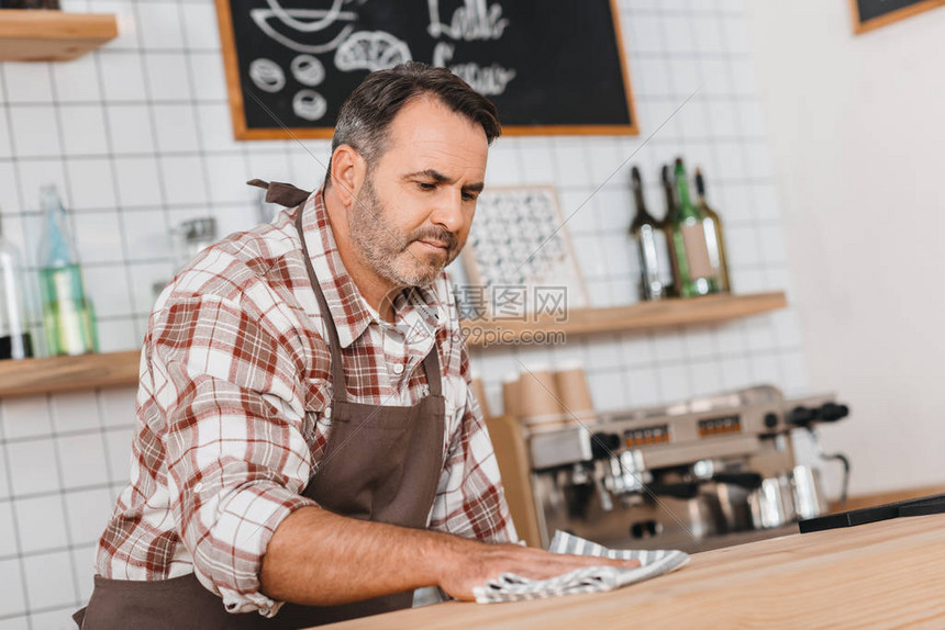 浓缩成熟调酒师擦吧台高清图片下载-正版图片503552398-摄图网