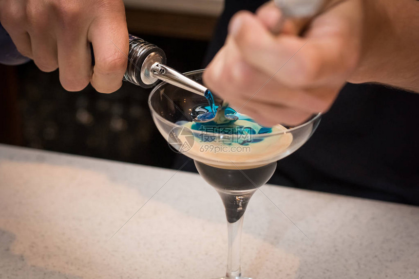 调酒师调制鸡尾酒高清图片下载-正版图片503553519-摄图网