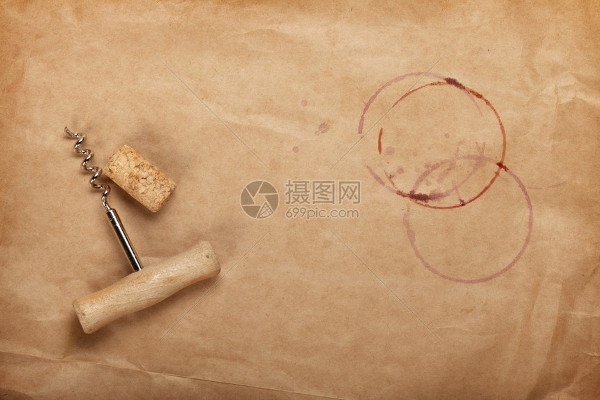 在棕色纸背景和复制空间上涂有红葡萄油污渍的Cork和cor高清图片下载-正版图片503555412-摄图网