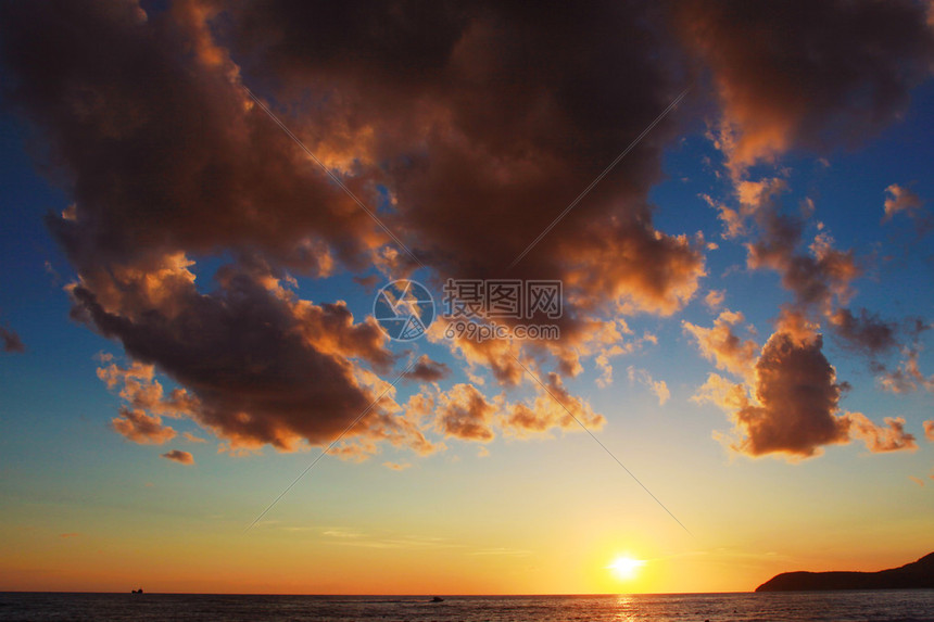 海面日落时的云亚得里亚海高清图片下载-正版图片503557599-摄图网
