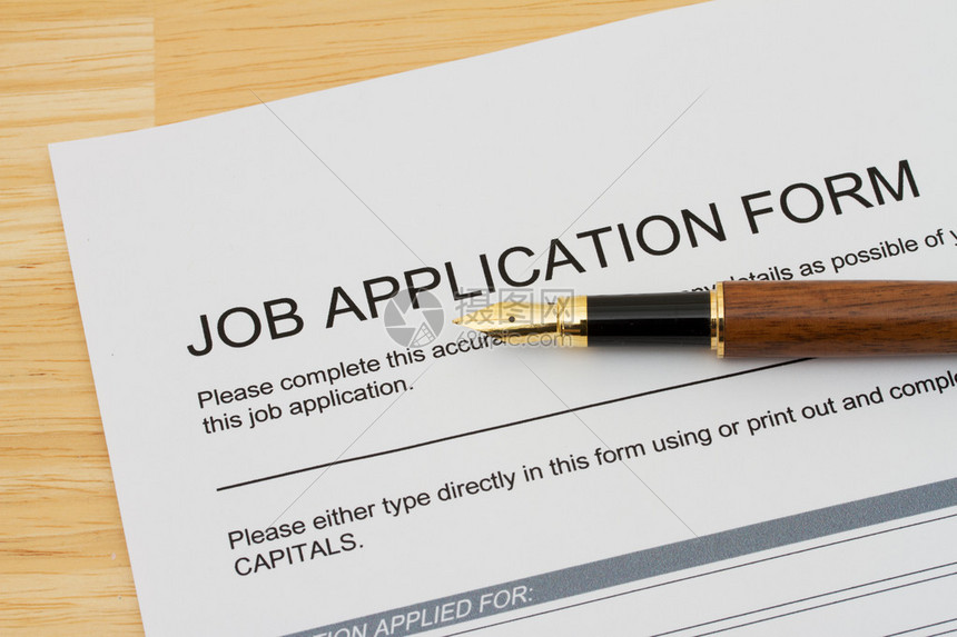 木桌上的木制钢笔上面有工作申请高清图片下载-正版图片503558809-摄图网