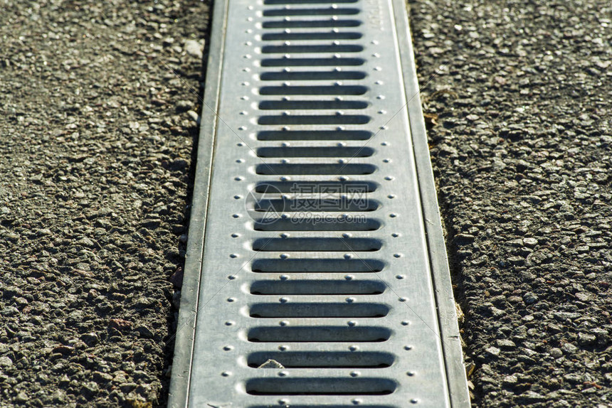 路边的Gutter覆盖高清图片下载-正版图片503559466-摄图网