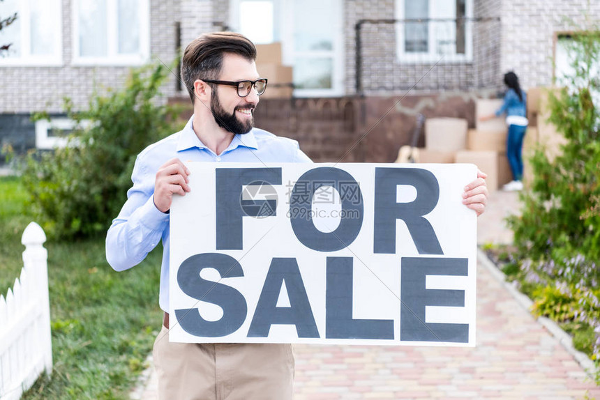 英俊的年轻房地产商在房子门前高清图片下载-正版图片503574078-摄图网