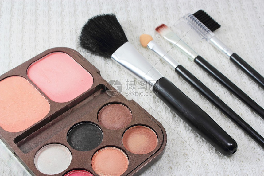 化妆刷和化妆眼影化妆品高清图片下载-正版图片503575879-摄图网