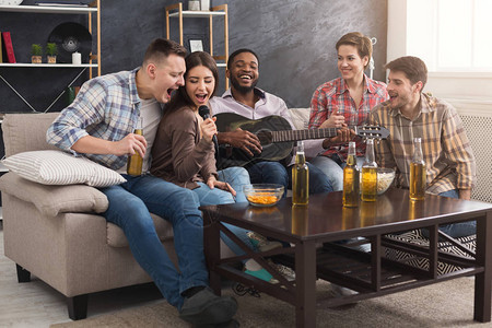 快乐的年轻朋友有聚会弹吉他唱歌高清图片下载-正版图片503577420-摄图网