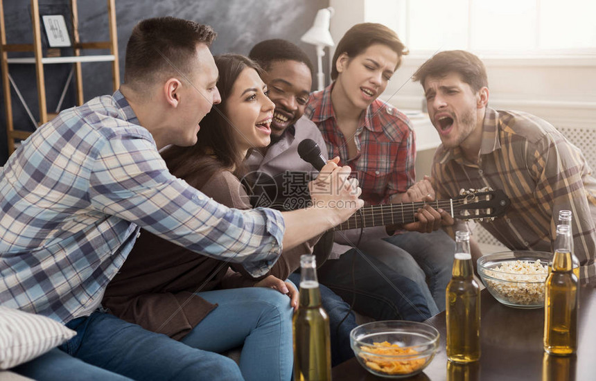 年轻快乐的朋友有聚会弹吉他高清图片下载-正版图片503577635-摄图网