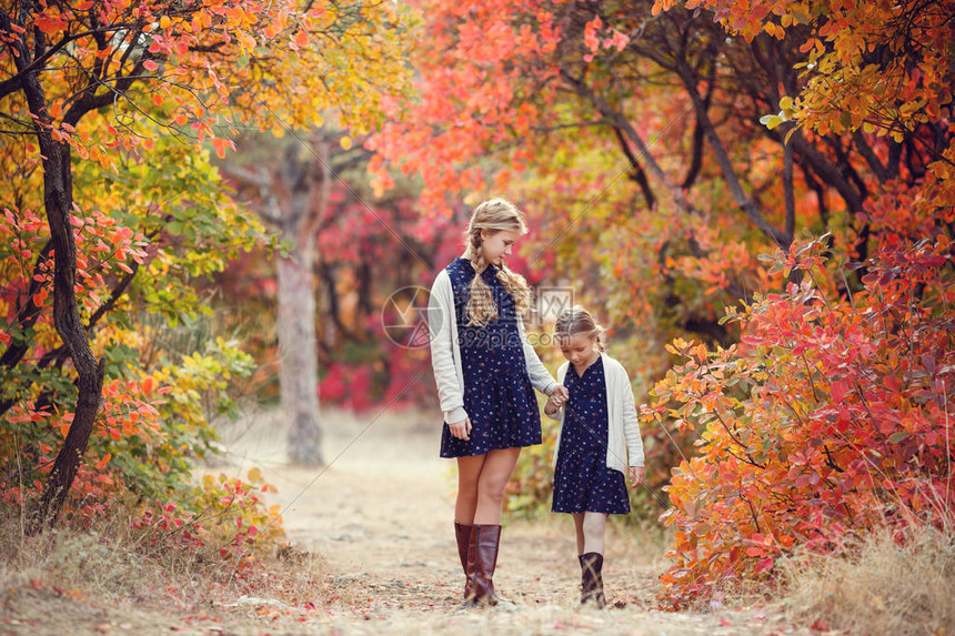 两个快乐的姐妹在高清图片下载-正版图片503579610-摄图网