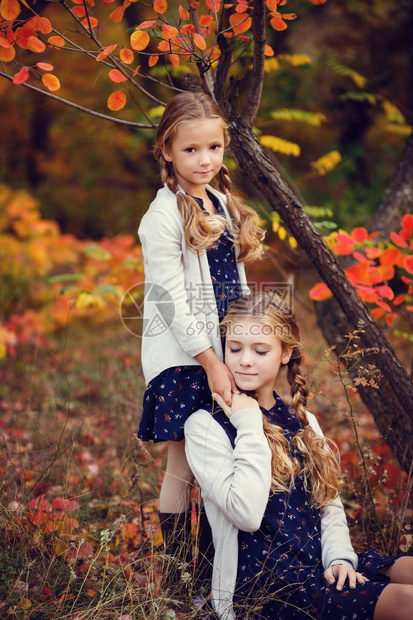 两个快乐的姐妹高清图片下载-正版图片503579878-摄图网