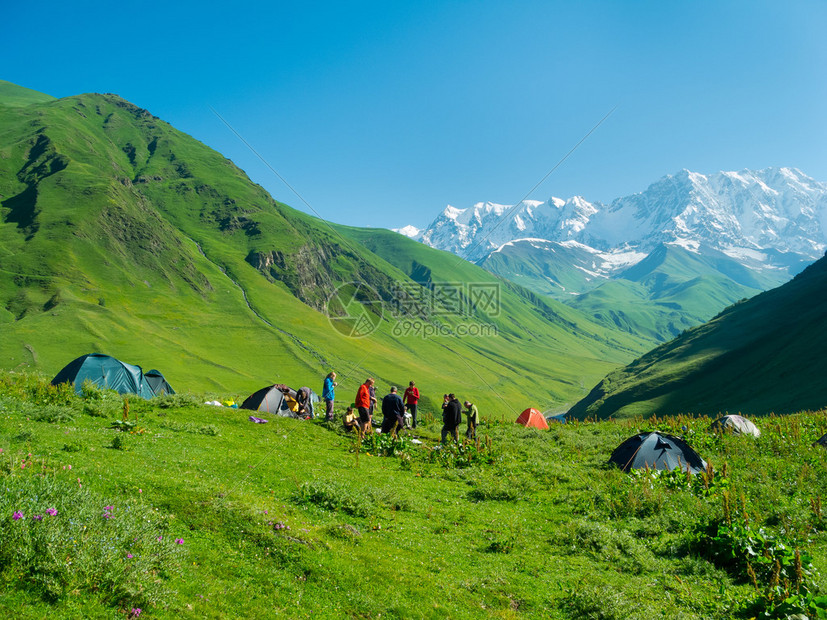 格鲁吉亚斯瓦内蒂山丘营地的高清图片下载-正版图片503584584-摄图网
