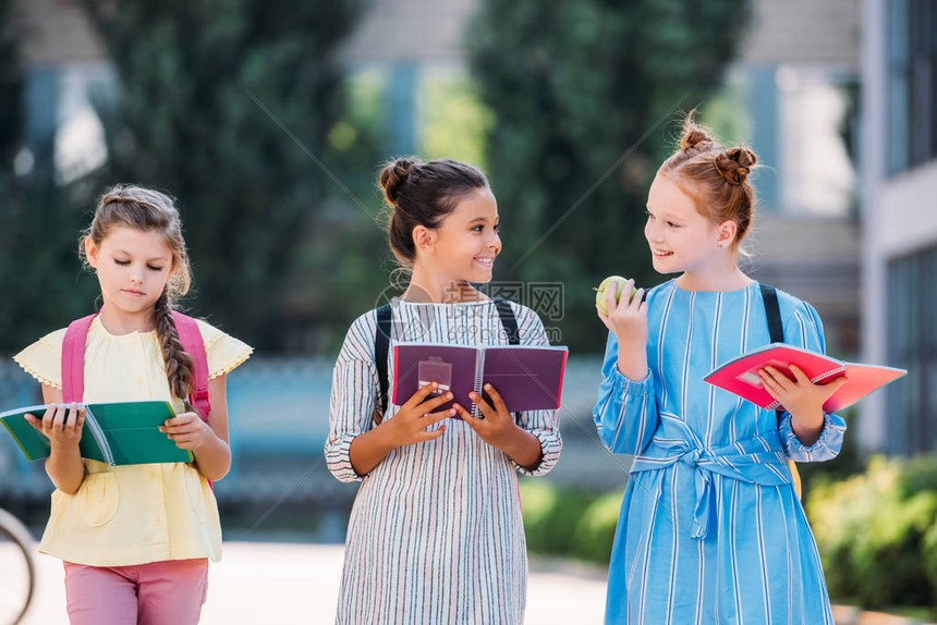带笔记本的可爱女学生放学后高清图片下载 正版图片503585032 摄图网