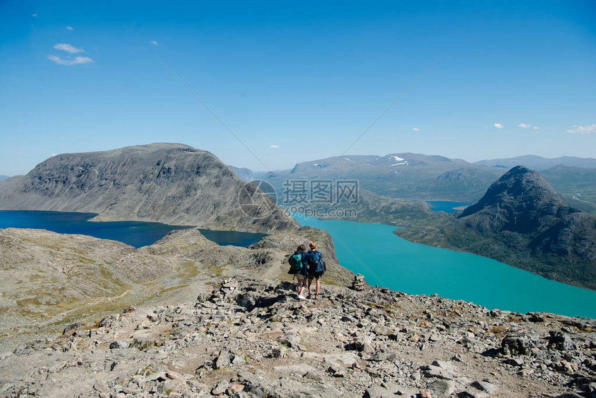 在挪威Jotunheimen公园Gjende湖上空的Besseggen山脊上行走的两高清图片下载-正版图片503608737-摄图网