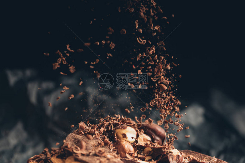 碎的巧克力片落在一块有坚果高清图片下载-正版图片503618318-摄图网