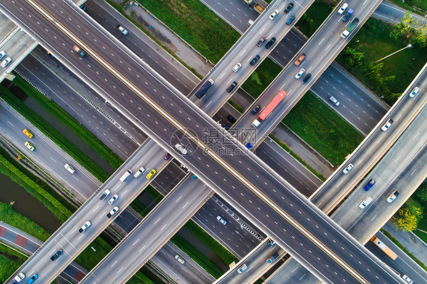 以车辆交通运输概念从下看十字路交叉路高清图片下载-正版图片503619651-摄图网