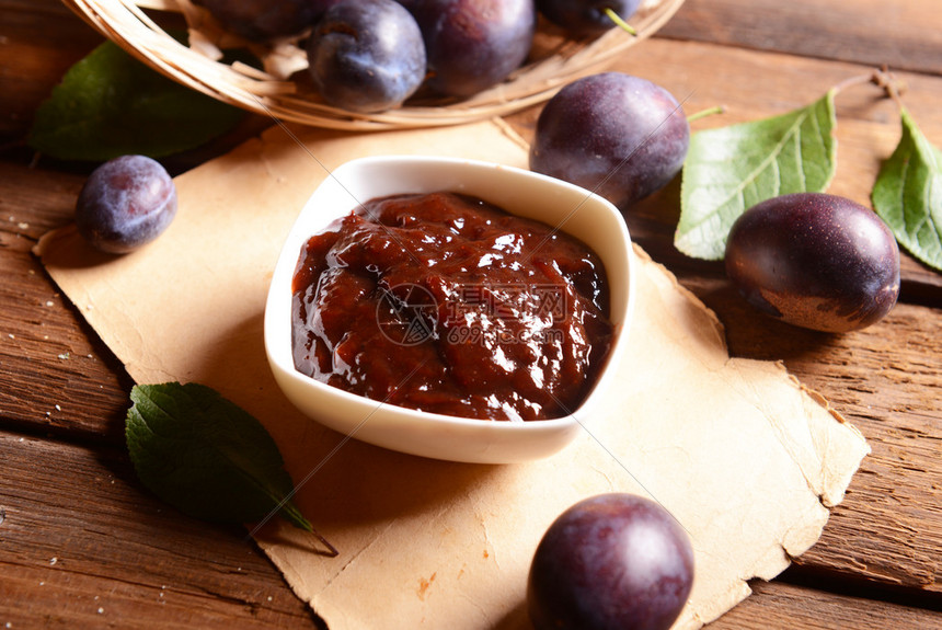 PlumJam和Ripe紫色Plum在板上高清图片下载-正版图片503650716-摄图网