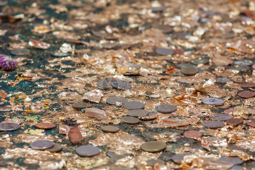 Bhuddist把硬币扔到本该是Buddh高清图片下载-正版图片503650972-摄图网