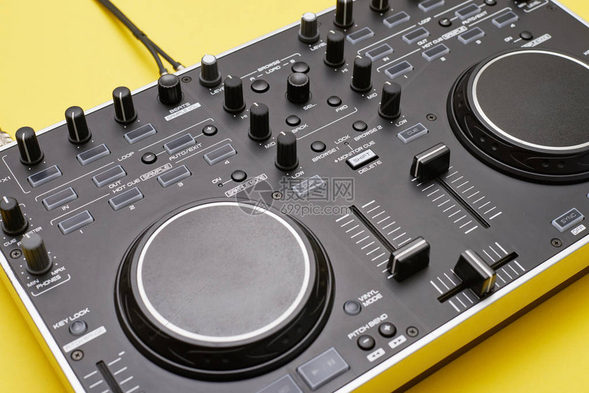 黄色背景上装备精良的DJ面板特写高清图片下载-正版图片503659492-摄图网