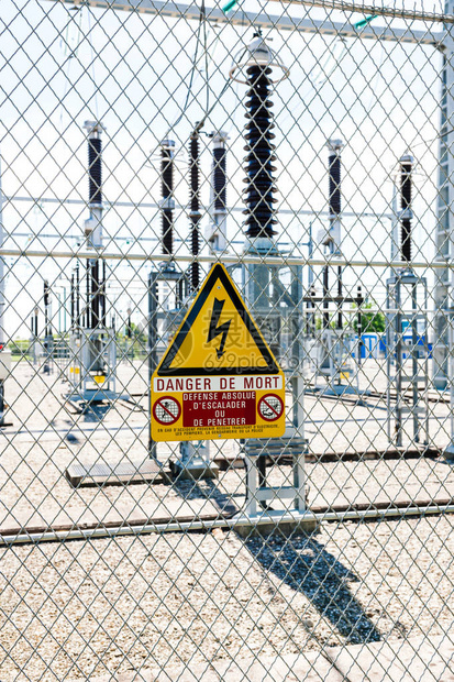 位于坎布斯海姆中部水电站安全围栏入口处的DMort号标志被转成危险高清图片下载-正版图片503660282-摄图网