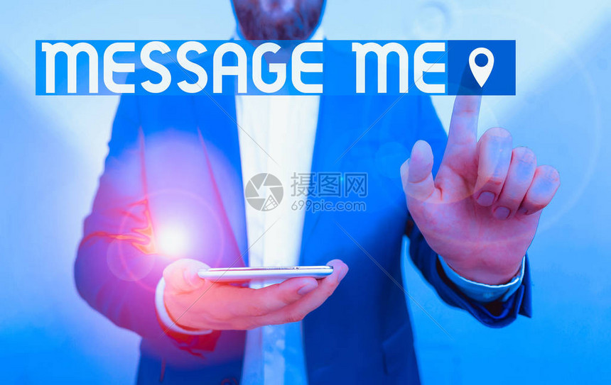 写MessageMe概念照片要求有人从蓝色套房的一个移动设备Pusperman发送短文本给您高清图片下载-正版图片503662054-摄图网