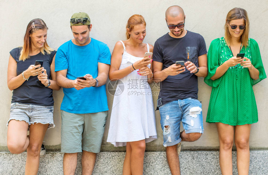 一群朋友看智能手机千禧一代高清图片下载-正版图片503662899-摄图网