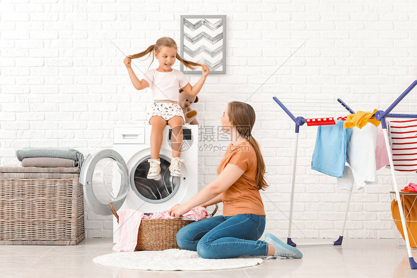 妈妈带女儿学习洗衣服高清图片下载-正版图片503663443-摄图网