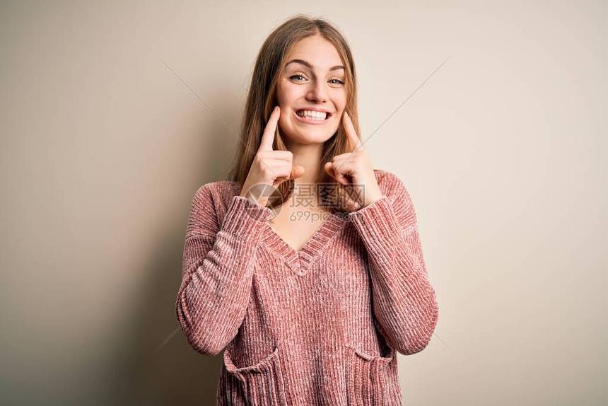 年轻漂亮的红发女人高清图片下载 正版图片503672721 摄图网