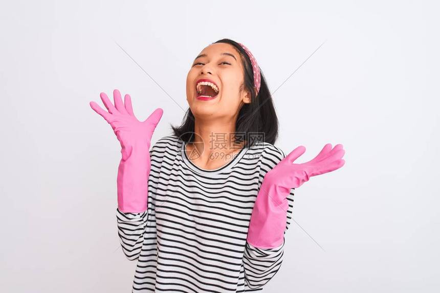 年轻的清洁女工用手套在孤立的白色背景上打扫卫生高清图片下载 正版图片503673727 摄图网