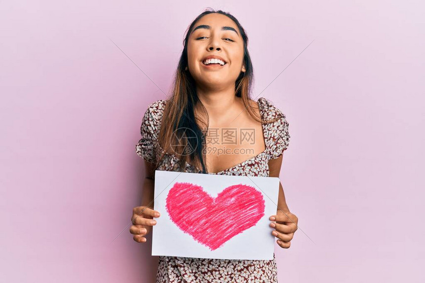 年轻的拉丁女人拿着心画微笑高清图片下载 正版图片503677310 摄图网