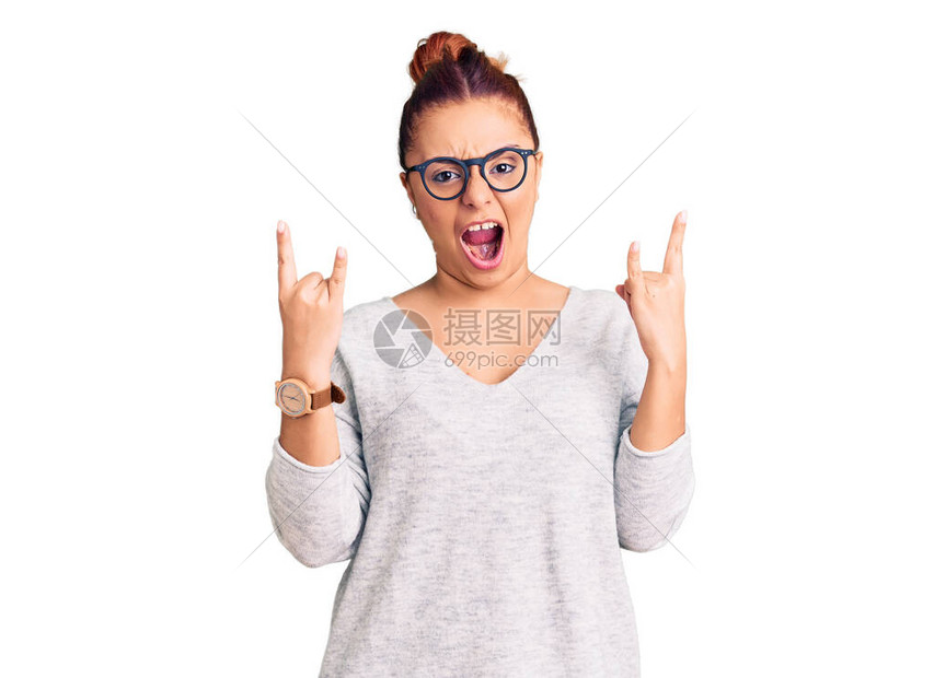 身着散装衣的年轻拉丁女人用疯狂的表达方式大喊叫手举起摇滚符号音乐明高清图片下载 正版图片503680390 摄图网