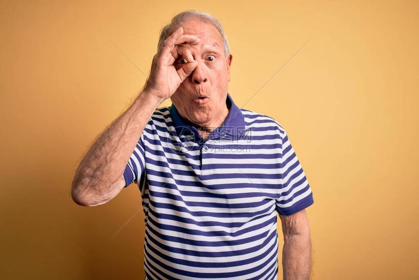 头发灰白的老人穿着休闲的海军条纹t恤站在黄色背景上高清图片下载 正版图片503683158 摄图网