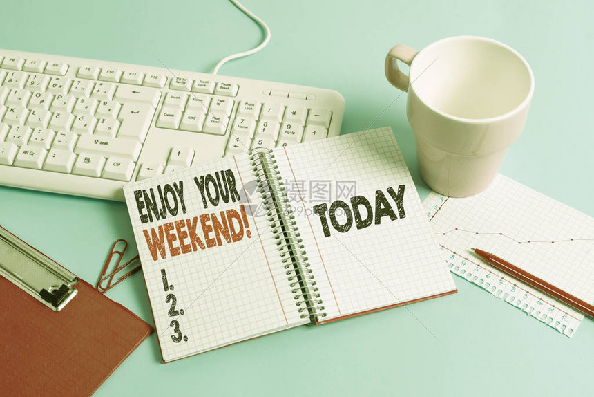 写手文本享受你的周末概念照片希望有人在假日纸牌蓝桌电脑键盘办公室研究笔记本图表编号备忘录时会发生一些好事高清图片下载-正版图片 ...