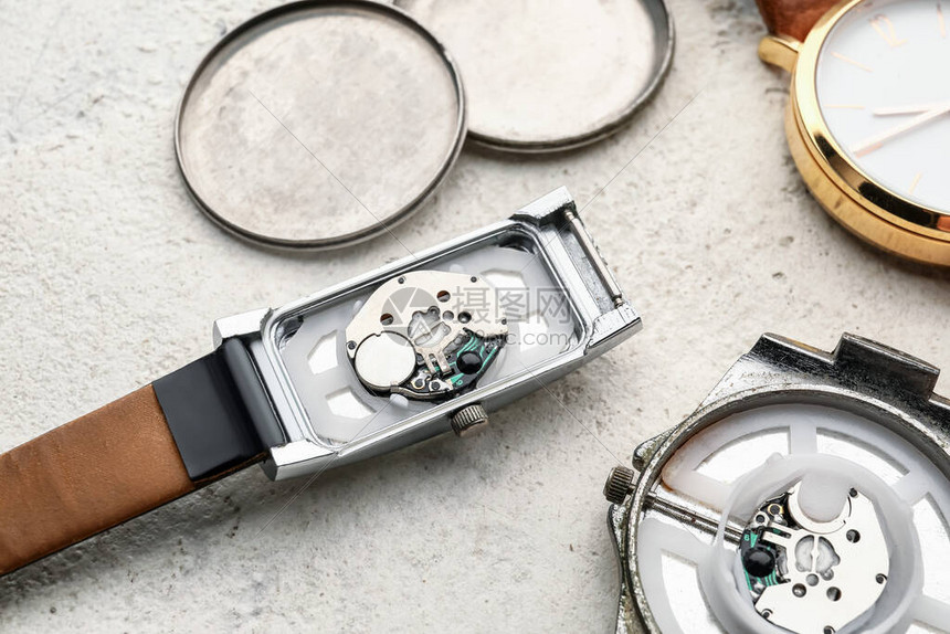 浅色背景下不同的破碎手表高清图片下载-正版图片503687818-摄图网