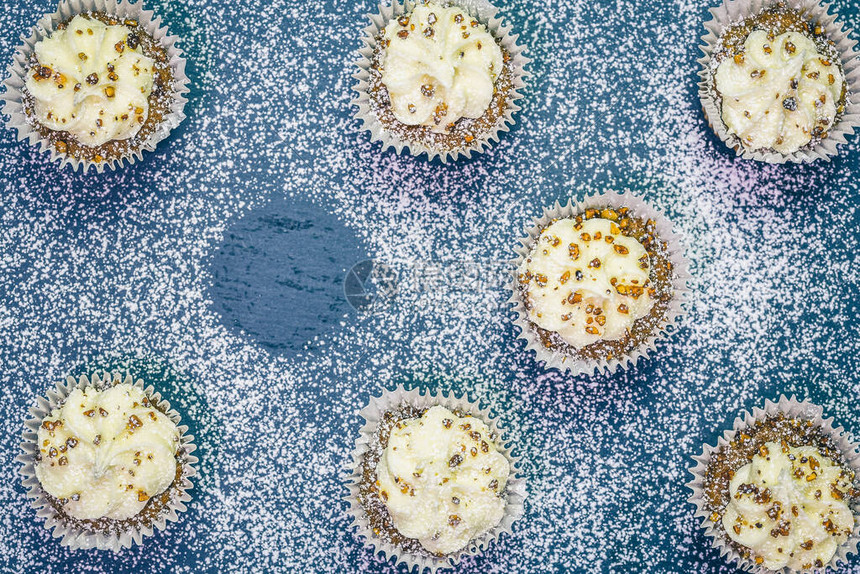 自制的胡萝卜杯饼和奶油酪冰霜高清图片下载-正版图片503694874-摄图网