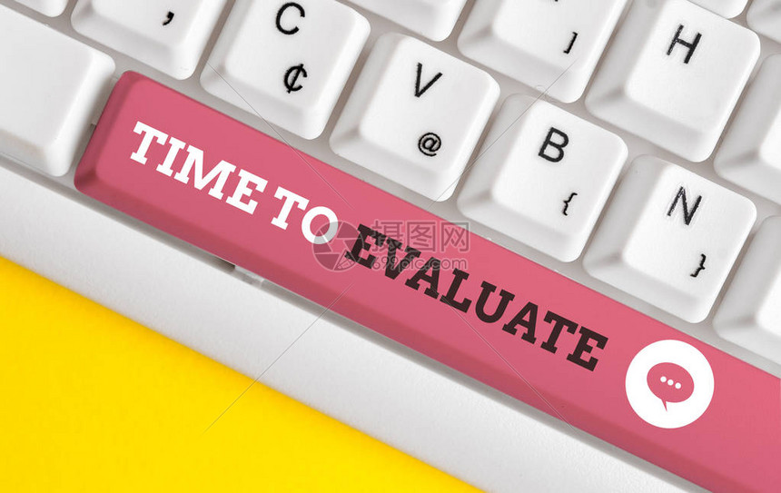 显示评估时间的书写笔记判断某物的价值或意义的商业概念白色背景上方带有便条纸的白色高清图片下载-正版图片503714265-摄图网