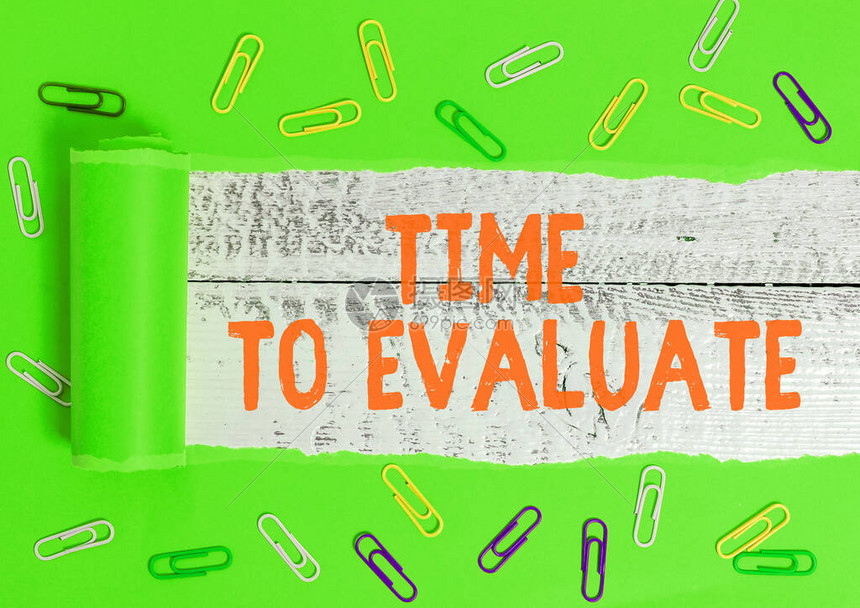 显示评估时间的书写笔记判断某物的价值或重要商业概念在一张木制经典桌子上滚高清图片下载-正版图片503714338-摄图网