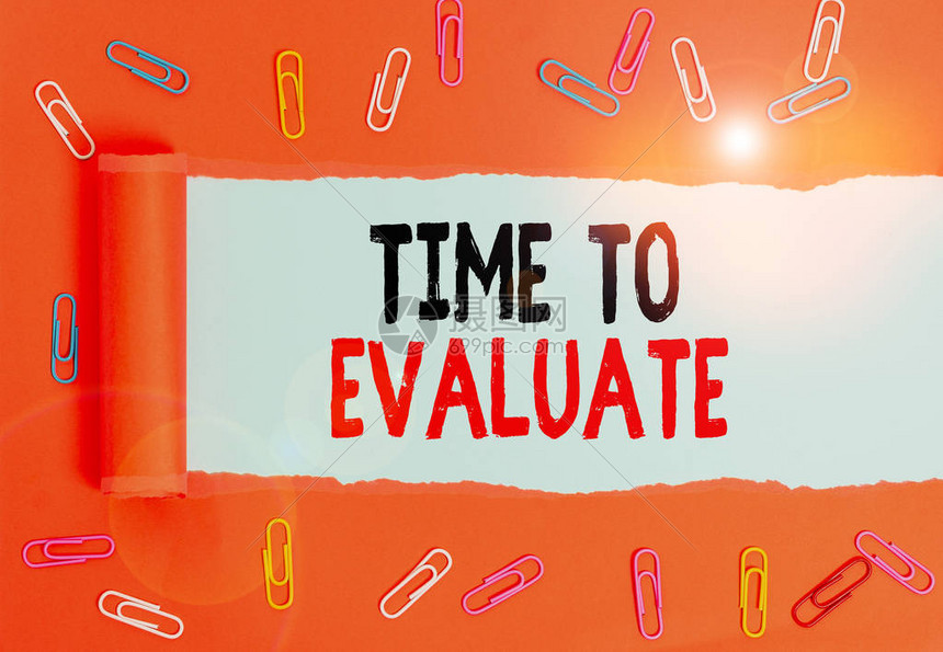 显示评估时间的书写笔记判断某物的价值或意义的商业概念经典木桌背景上的回形针高清图片下载-正版图片503714472-摄图网