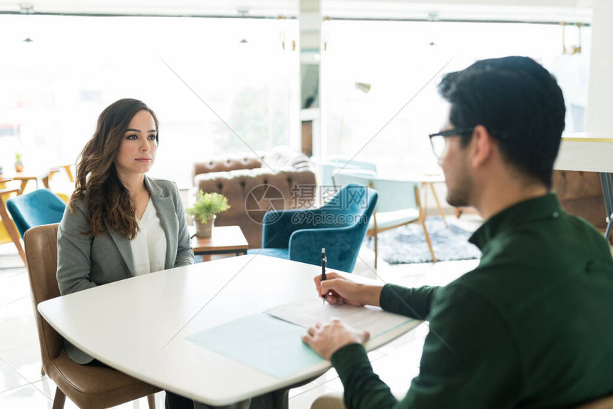 在办公室面试工作时高清图片下载-正版图片503719085-摄图网