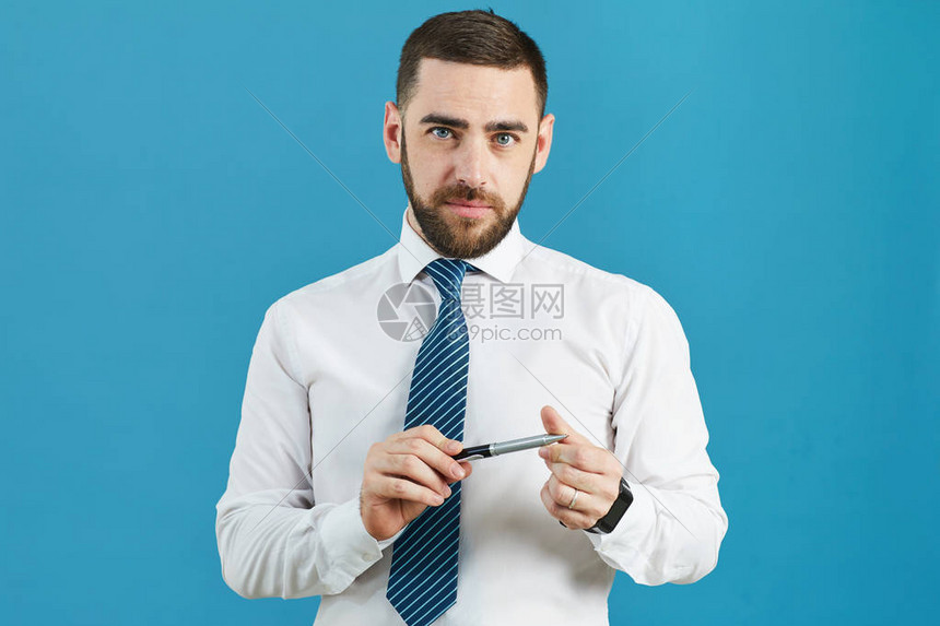 身着正装衬衫内容英俊留着胡子的商业分析师站在孤立的背景下高清图片下载 正版图片503725898 摄图网