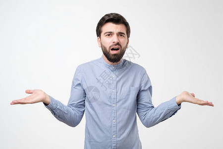 怀疑不信任不信任的概念怀疑的意大利人用难以置信的表情看他高清图片下载-正版图片504090341-摄图网