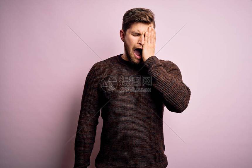 年轻的金发男子留着胡须和蓝眼睛高清图片下载 正版图片503726107 摄图网
