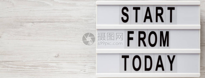 字样在现代板上的白色木制背景高清图片下载-正版图片503735991-摄图网