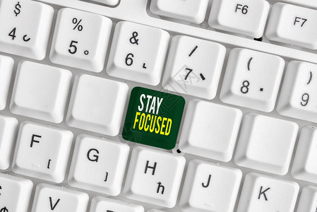 写笔记显示专注于解决方案充分注意处理情况的商业概念手持便条纸靠近书写设高清图片下载-正版图片503739729-摄图网