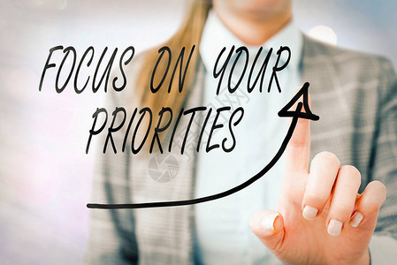 手写文本专注于您的优先事项概念照片消除干扰有一个生活计划做一个堡垒白色键盘办公用品空高清图片下载-正版图片503746076-摄图网