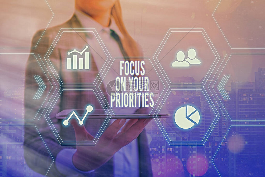 手写文本专注于您的优先事项概念照片消除干扰有一个生活计划成为堡垒网格和图标的不同设置最新的高清图片下载-正版图片503746077-摄图网