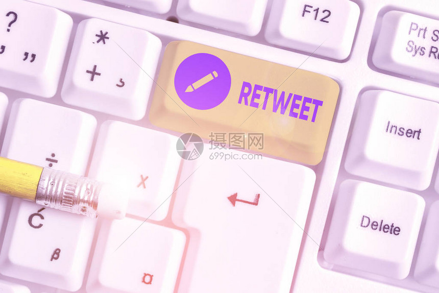 Retweet的写作说明在推特上使用的商业概念重新发回或转发由另一个用高清图片下载-正版图片503748203-摄图网