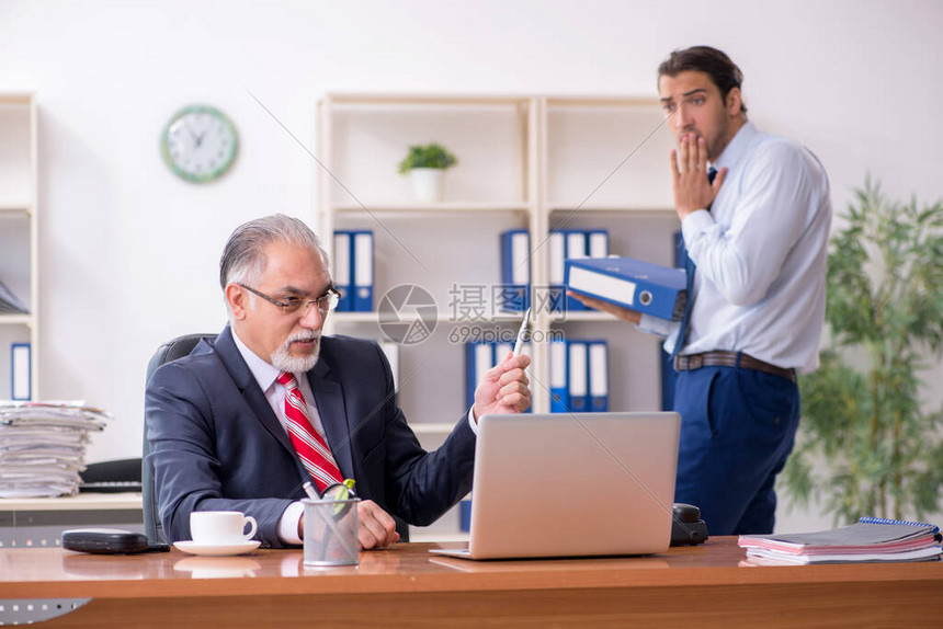 办公室里的老板和年轻员工高清图片下载-正版图片503752419-摄图网