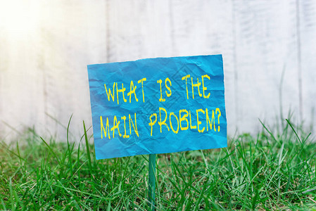 显示什么是主要问题的文本符号商业照片展示找出麻烦的原因修理工作卷起的撕破纸板放在木制高清图片下载-正版图片503758093-摄图网