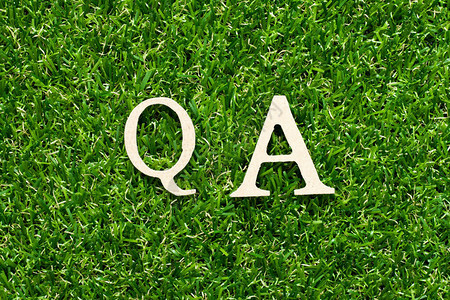 白色背景的黑板上用字母写成QA质量高清图片下载-正版图片504063733-摄图网