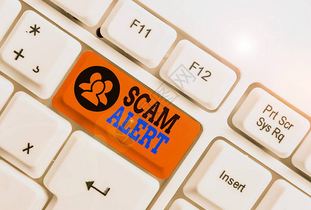商业照片展示警告某人阴谋或欺诈行为任何不寻常的手持笔记纸在写作设备和现代智能手机设备附近使用ScamScam高清图片下载-正版图片 ...